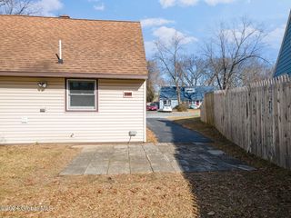 18 Knob Hill Road, Loudonville, NY 12211 - See Est. Value, Schools & More