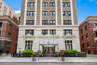 425 W Surf St #5628417, Chicago, IL 60657 - See Est. Value, Schools & More