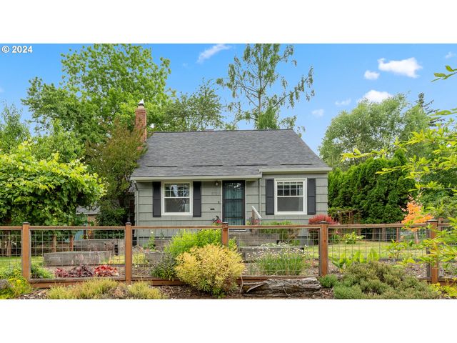 8705 NE Broadway St, Portland, OR 97220 - See Est. Value, Schools & More
