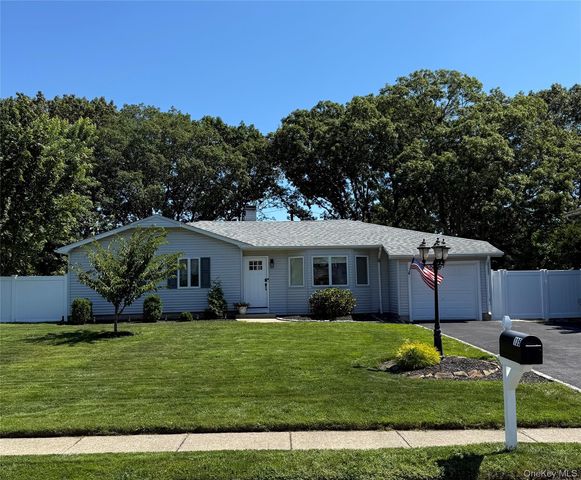 Holbrook, NY Homes For Sale & Real Estate - 105 Homes | Trulia