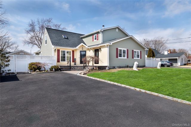 Holbrook, NY Homes For Sale & Real Estate - 97 Homes | Trulia