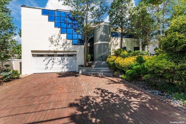 960 E End, Woodmere, NY 11598 - See Est. Value, Schools & More