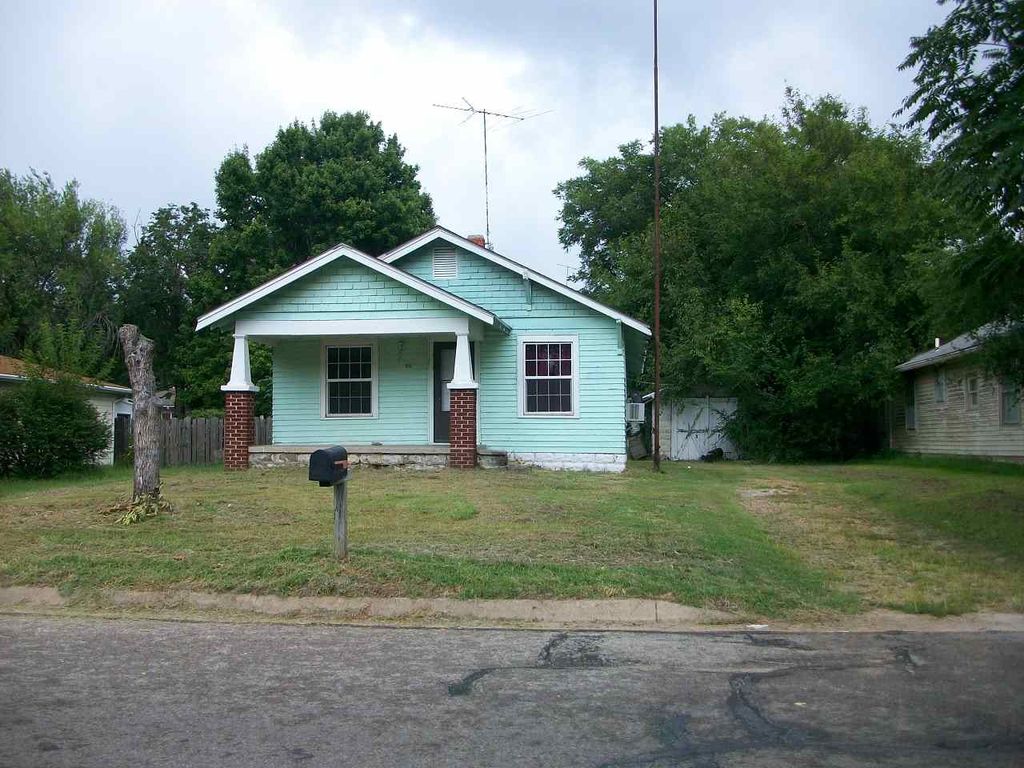 1018 N 5th St, Arkansas City, KS 67005 - See Est. Value, Schools & More