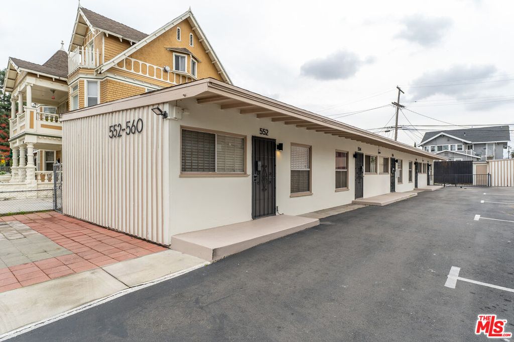 552 W 40th Pl, Los Angeles, CA 90037 - See Est. Value, Schools & More