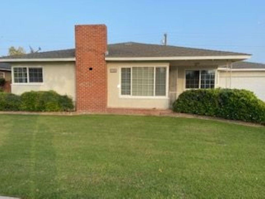 3330 N Angus St, Fresno, CA 93726 - See Est. Value, Schools & More