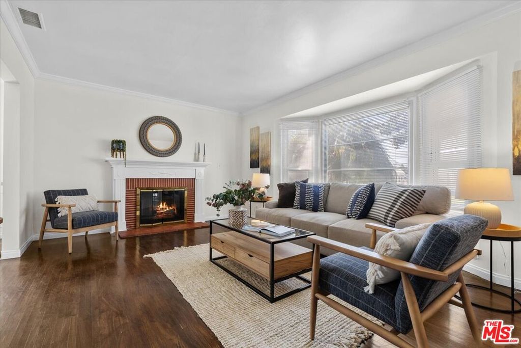 9702 S 7th Ave, Inglewood, CA 90305 - See Est. Value, Schools & More