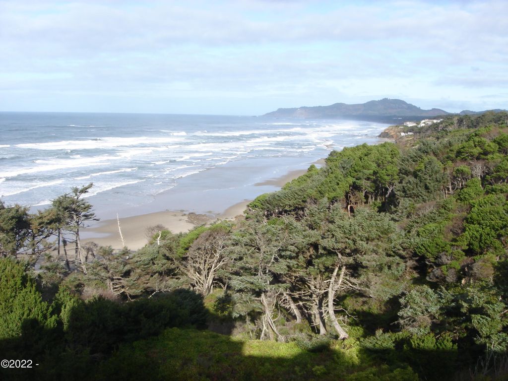 525 NW 57th St, Newport, OR 97365 - See Est. Value, Schools & More