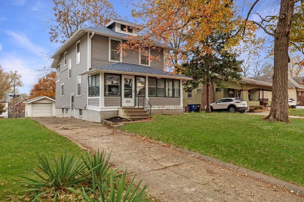 675 37th St, Des Moines, IA 50312 - See Est. Value, Schools & More