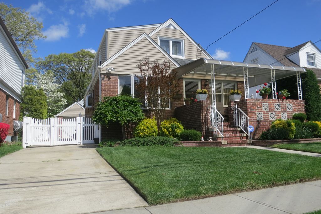 90 North Dr, Valley Stream, NY 11580 - See Est. Value, Schools & More