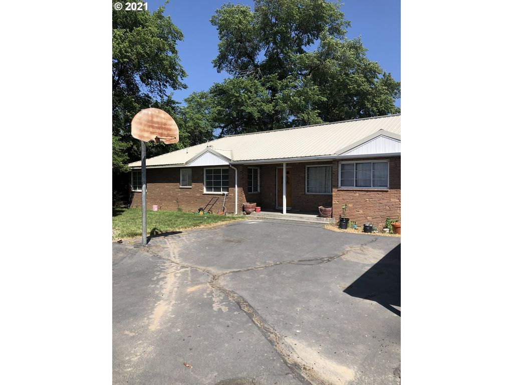 220 SE 19th St, Pendleton, OR 97801 - See Est. Value, Schools & More