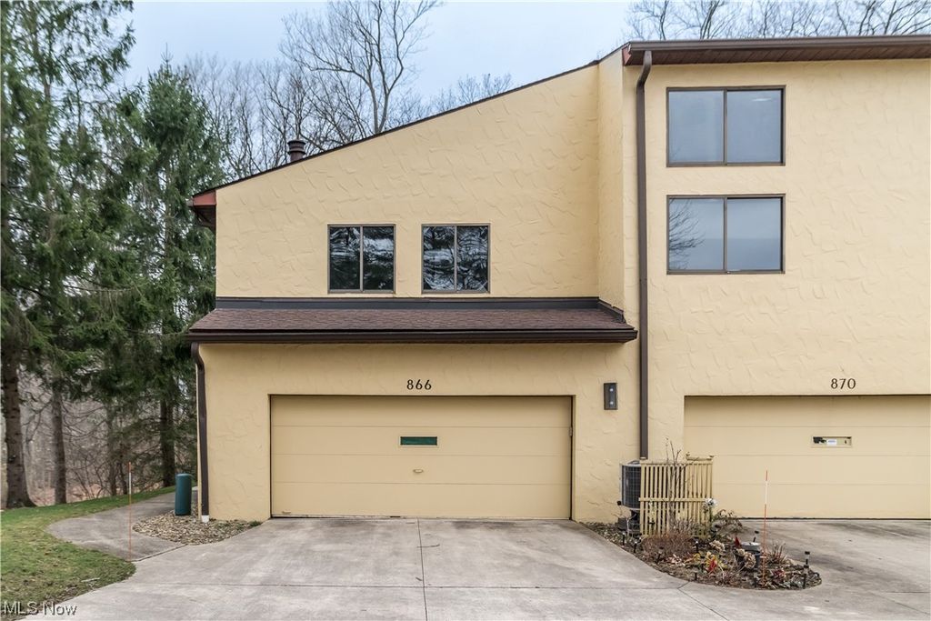 866 Hampton Ridge Dr, Akron, OH 44313 - See Est. Value, Schools & More