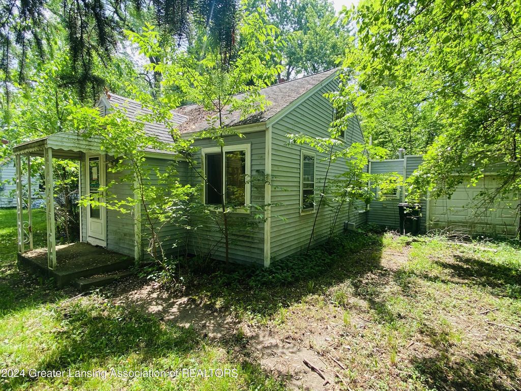 1229 Eaton Ct, Lansing, MI 48910 - See Est. Value, Schools & More