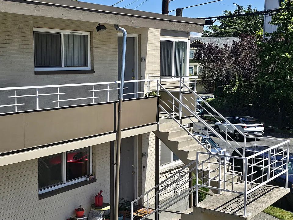 400 NE 65th St #10, Seattle, WA 98115 - See Est. Value, Schools & More