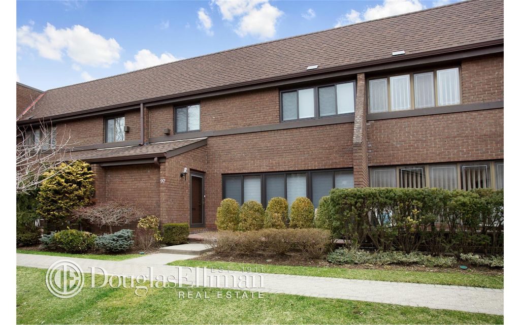 92 Acorn Ponds Dr, Roslyn, NY 11576 | Trulia 92 Acorn Ponds Dr, Roslyn, NY 11576 | Trulia
