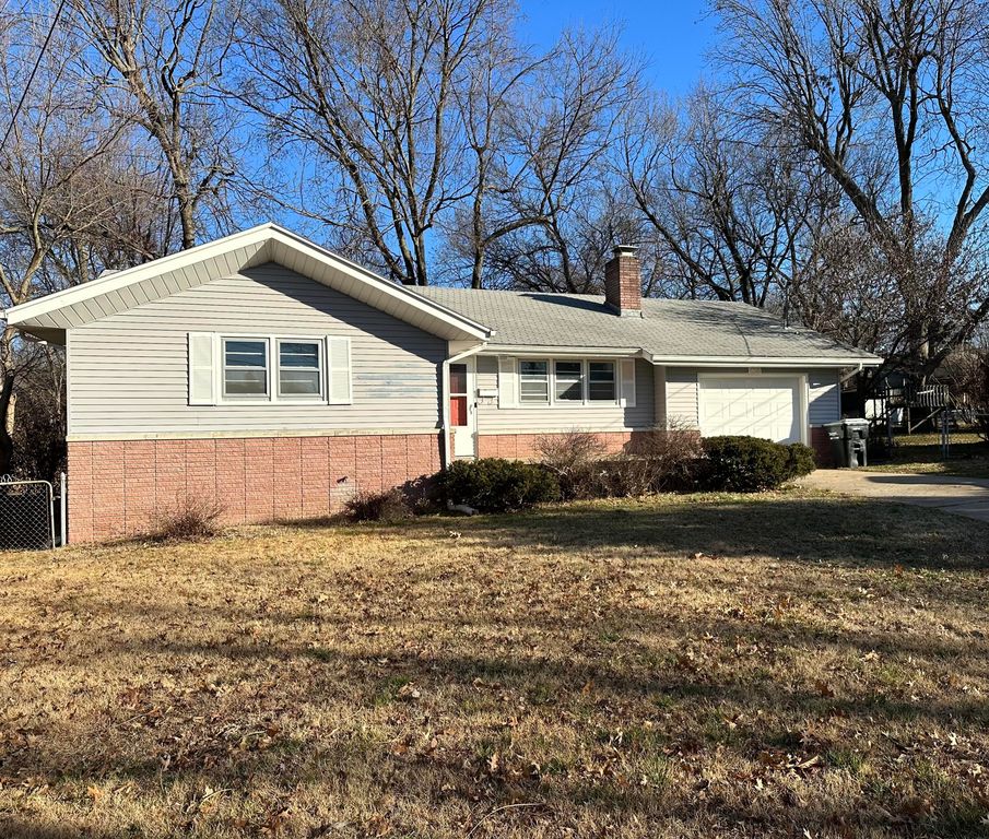 1345 E Cozy Street, Springfield, MO 65804 - See Est. Value, Schools & More