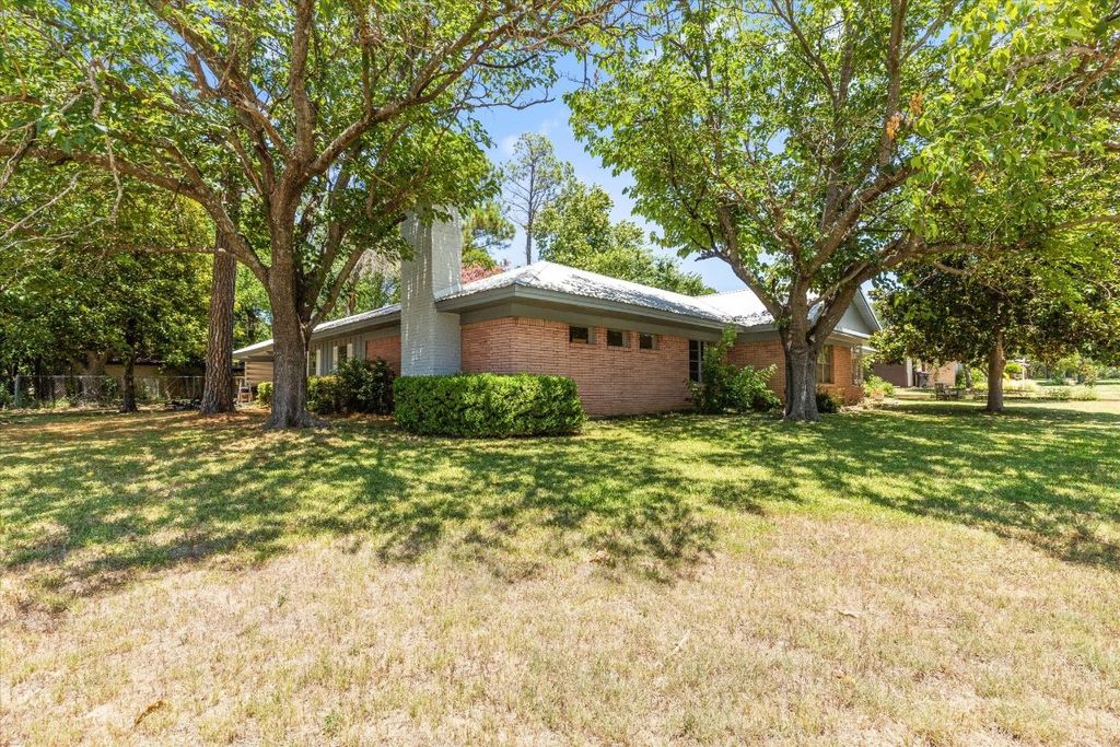 1222 Hilltop Dr, Cleburne, TX 76033 - See Est. Value, Schools & More