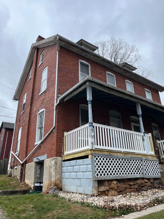 3 Broad St, Ephrata, PA 17522 - See Est. Value, Schools & More