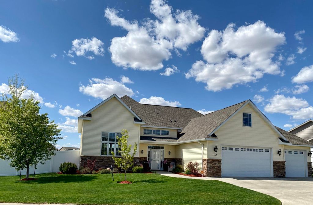 1532 Creekside Dr W, Williston, ND 58801 | Trulia