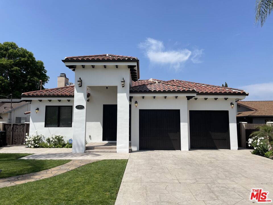 22953 Oxnard St, Woodland Hills, CA 91367 - See Est. Value, Schools & More