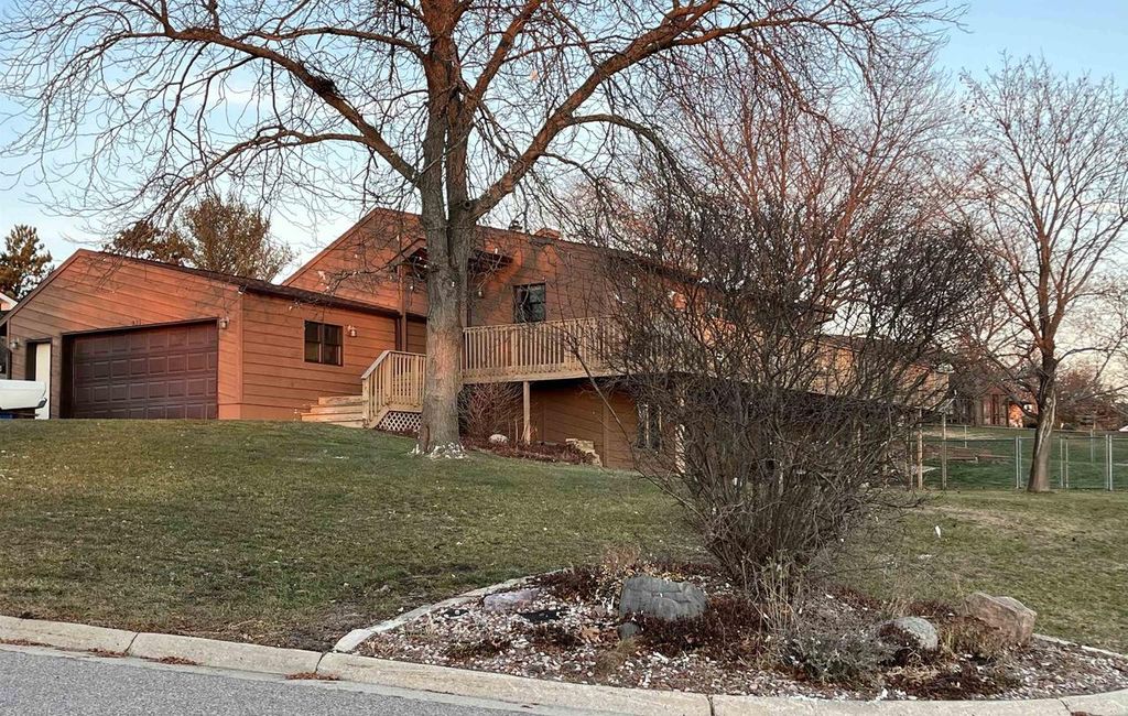 833 Parkview Court, Portage, WI 53901 - See Est. Value, Schools & More