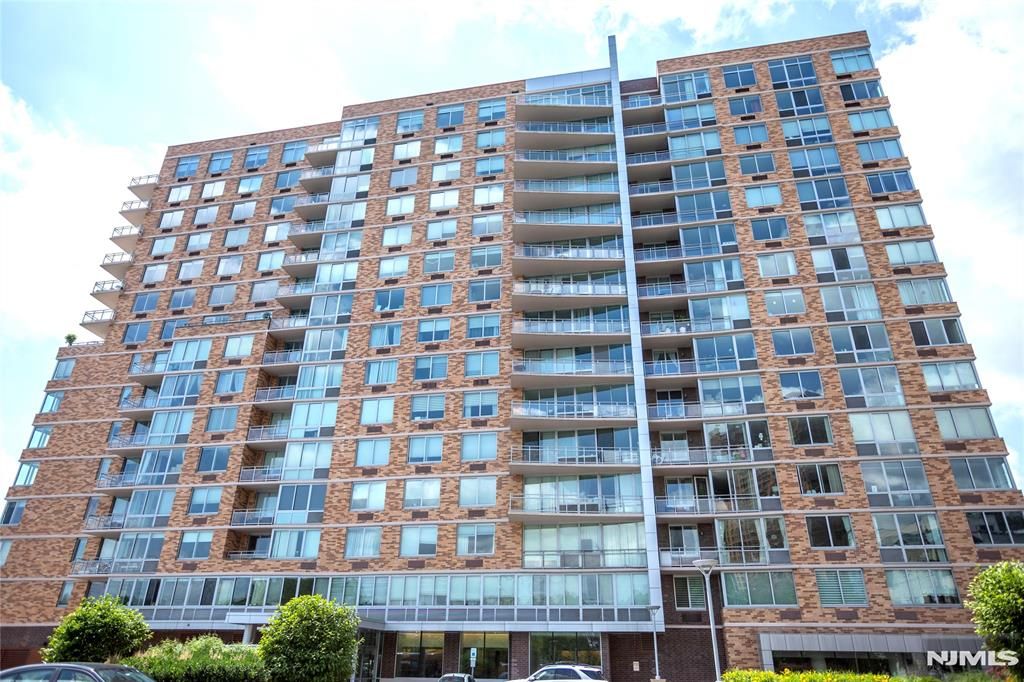 917 Hudson Park, Edgewater, NJ 07020 - See Est. Value, Schools & More