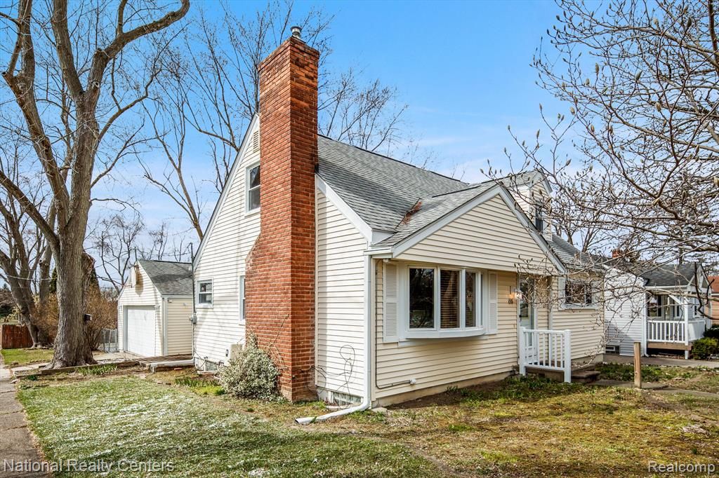 198 S Avery Rd, Waterford, MI 48328 - See Est. Value, Schools & More