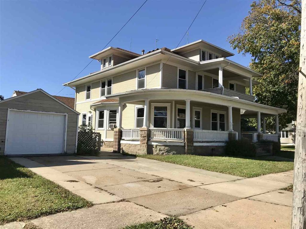 214 N Walnut Ave, New Hampton, IA 50659 - See Est. Value, Schools & More