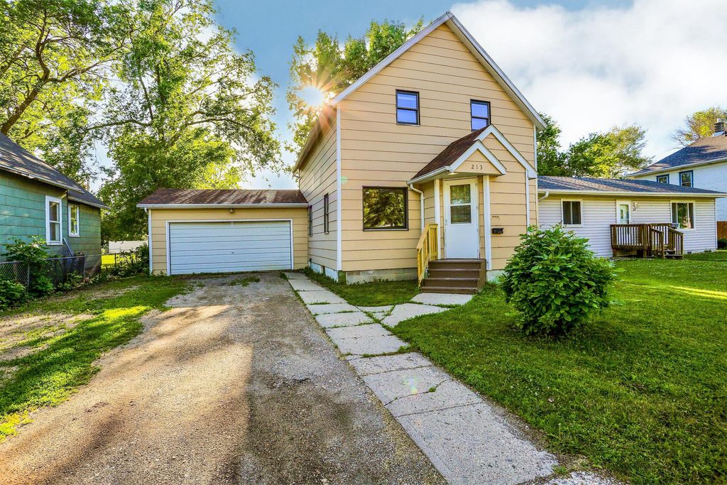 213 N Washington St, Aberdeen, SD 57401 - See Est. Value, Schools & More