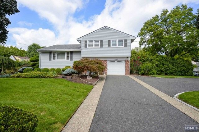 17 Spring Valley Rd, Paramus, NJ 07652 - See Est. Value, Schools & More