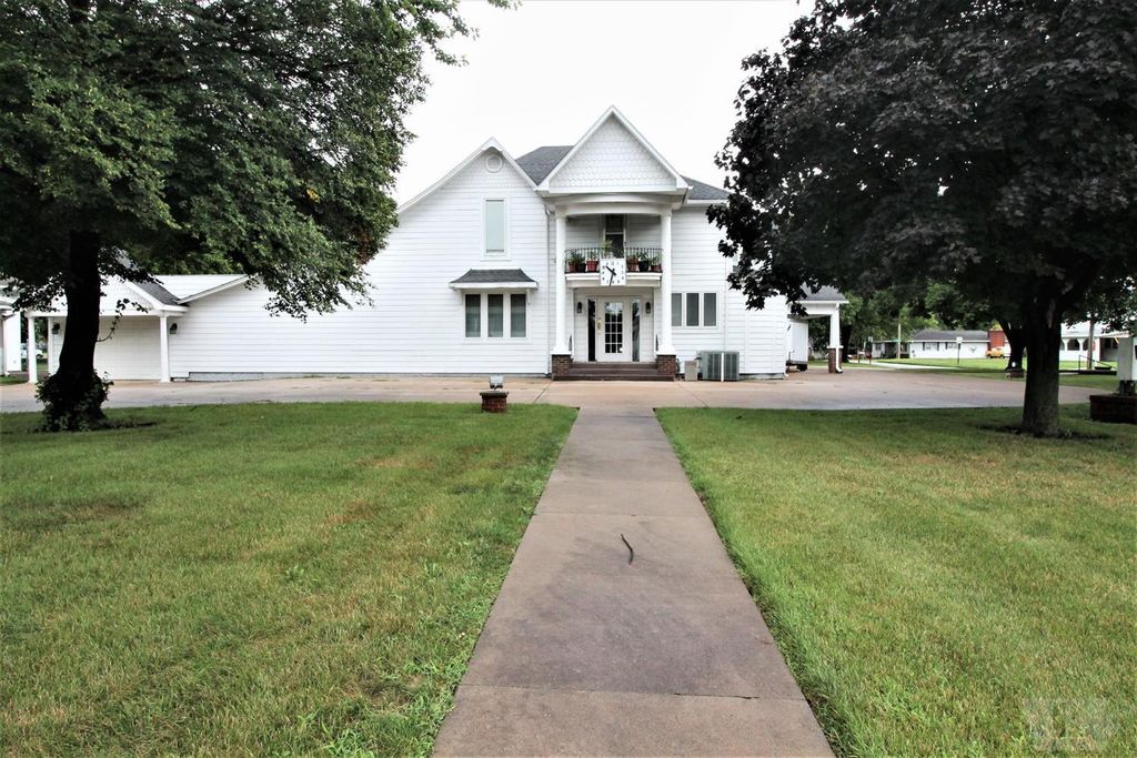 422 E Washington St, Clarinda, IA 51632 - See Est. Value, Schools & More