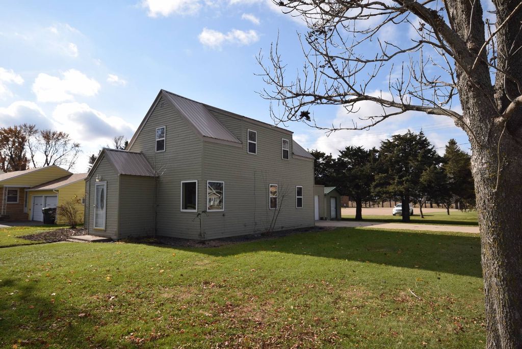 202 W Dakota St, Rosholt, SD 57260 - See Est. Value, Schools & More