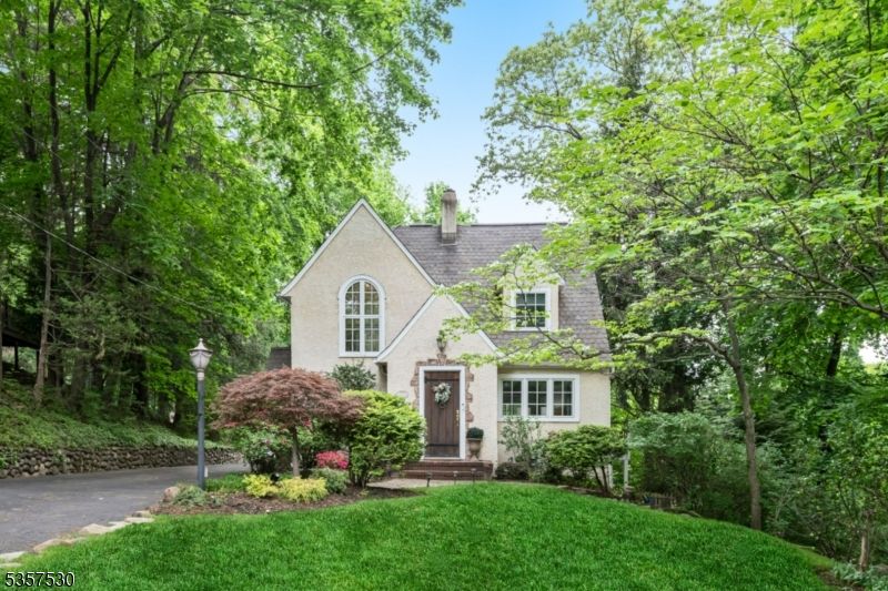 35 Ridge Rd, Ridgewood, NJ 07450 - See Est. Value, Schools & More