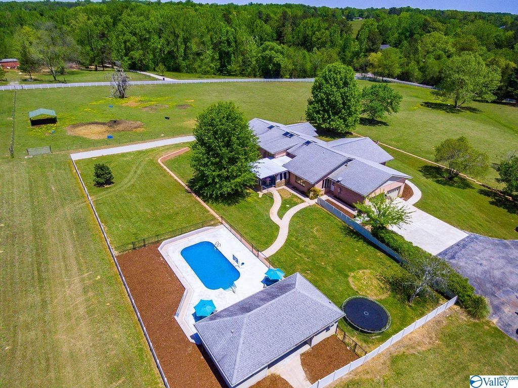 33 Hitt Rd, Decatur, AL 35603 - See Est. Value, Schools & More