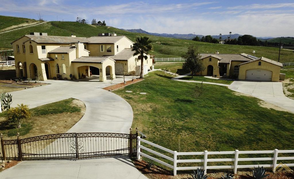 6861 Susan St, Bakersfield, CA 93308 - See Est. Value, Schools & More