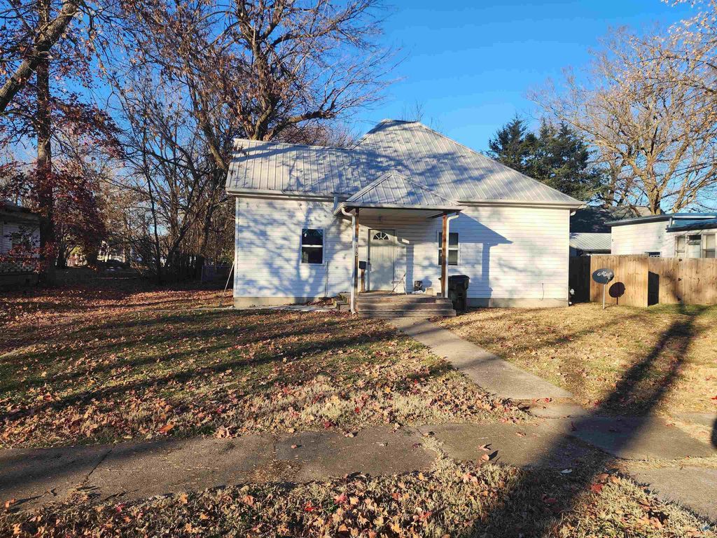 416 W Arch St, Nevada, MO 64772 | Trulia