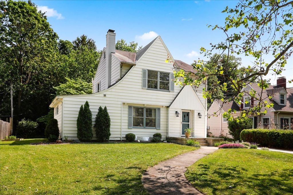 1011 W Healey St, Champaign, IL 61821 - See Est. Value, Schools & More