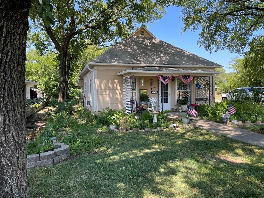 516 N 8th St, Humboldt, KS 66748 - See Est. Value, Schools & More