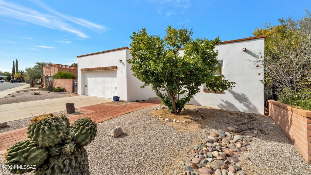 336 S Paseo Chico, Green Valley, AZ 85614 - See Est. Value, Schools & More