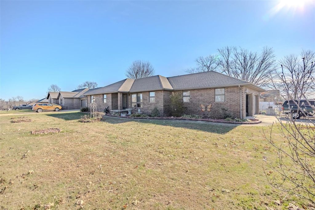 1800 Magnolia Dr, Lebanon, MO 65536 | MLS# 23073400 | Trulia