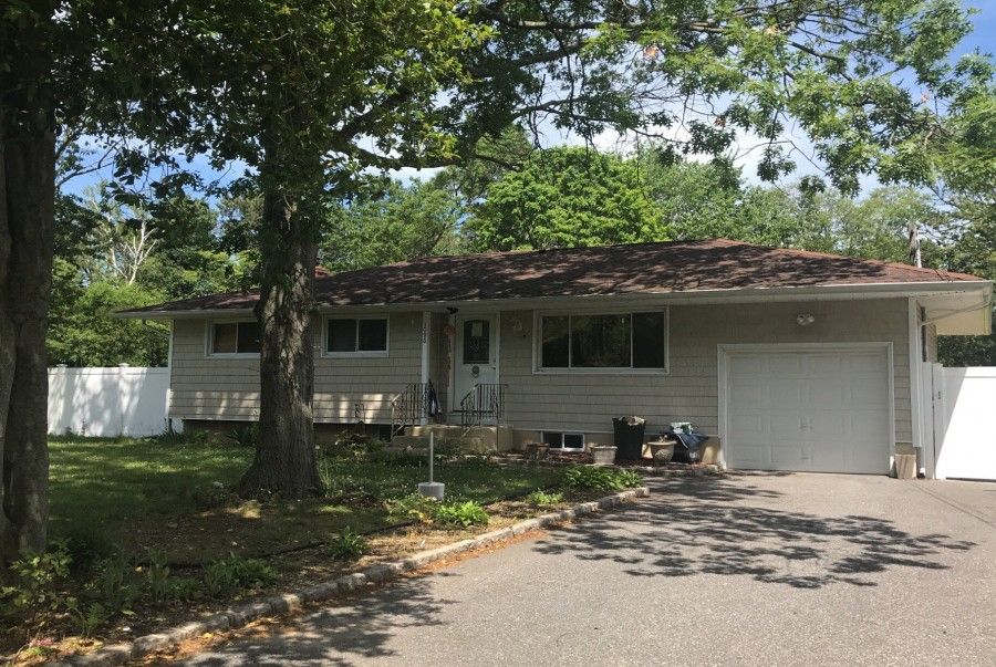 1096 Howells Rd, Bay Shore, NY 11706 - See Est. Value, Schools & More