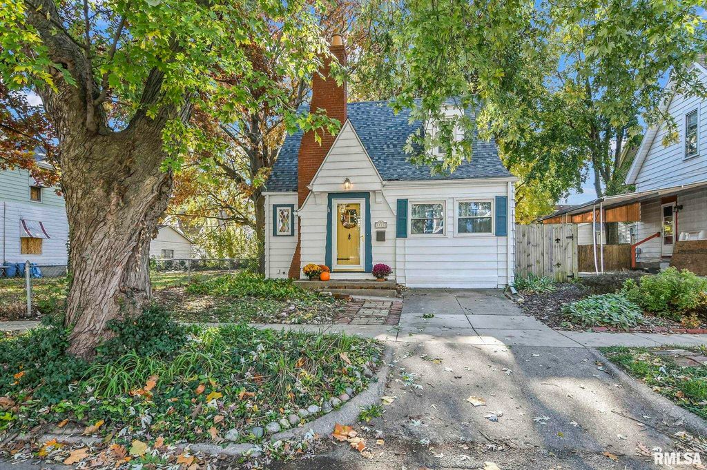 1026 W Edwards St, Springfield, IL 62704 - See Est. Value, Schools & More