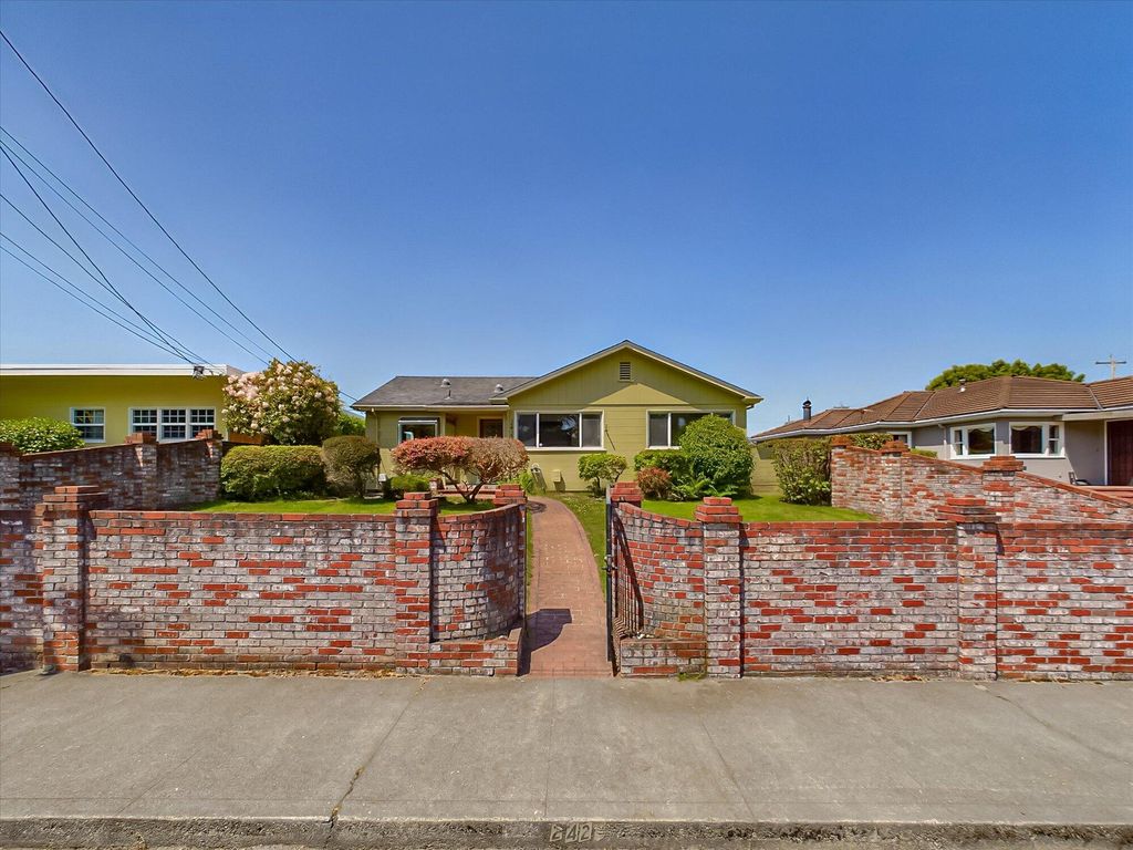 2424 L St, Eureka, CA 95501 - See Est. Value, Schools & More