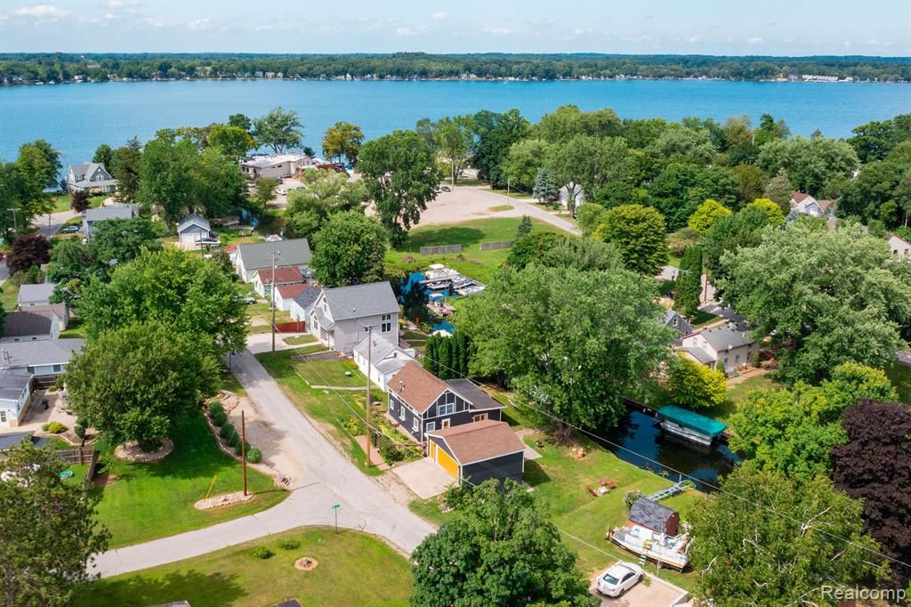 121 Canal Dr, Brooklyn, MI 49230 - See Est. Value, Schools & More