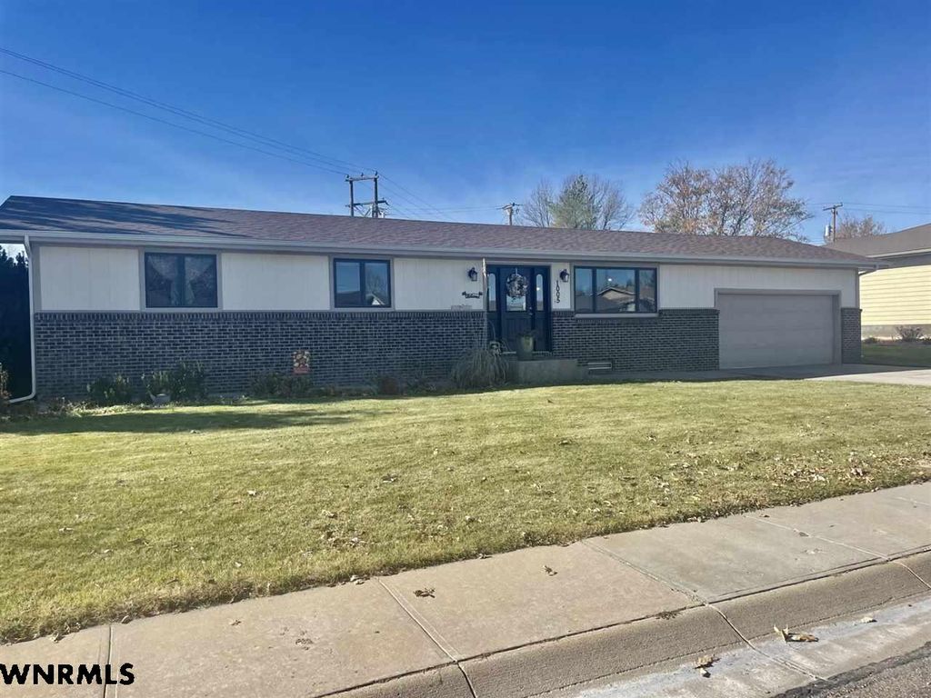 1005 Pioneer Dr, Gering, NE 69341 - See Est. Value, Schools & More
