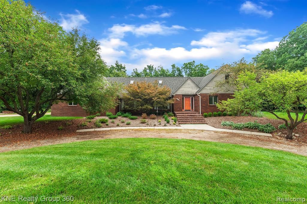 989 Irish Tara Ln, Milford, MI 48380 - See Est. Value, Schools & More