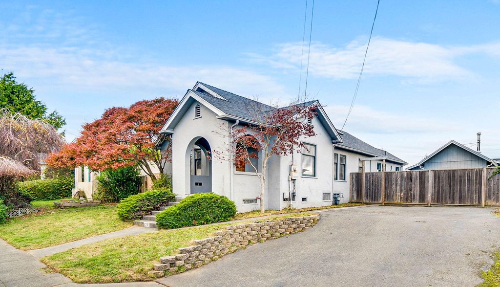 3211 East St, Eureka, CA 95503 - See Est. Value, Schools & More