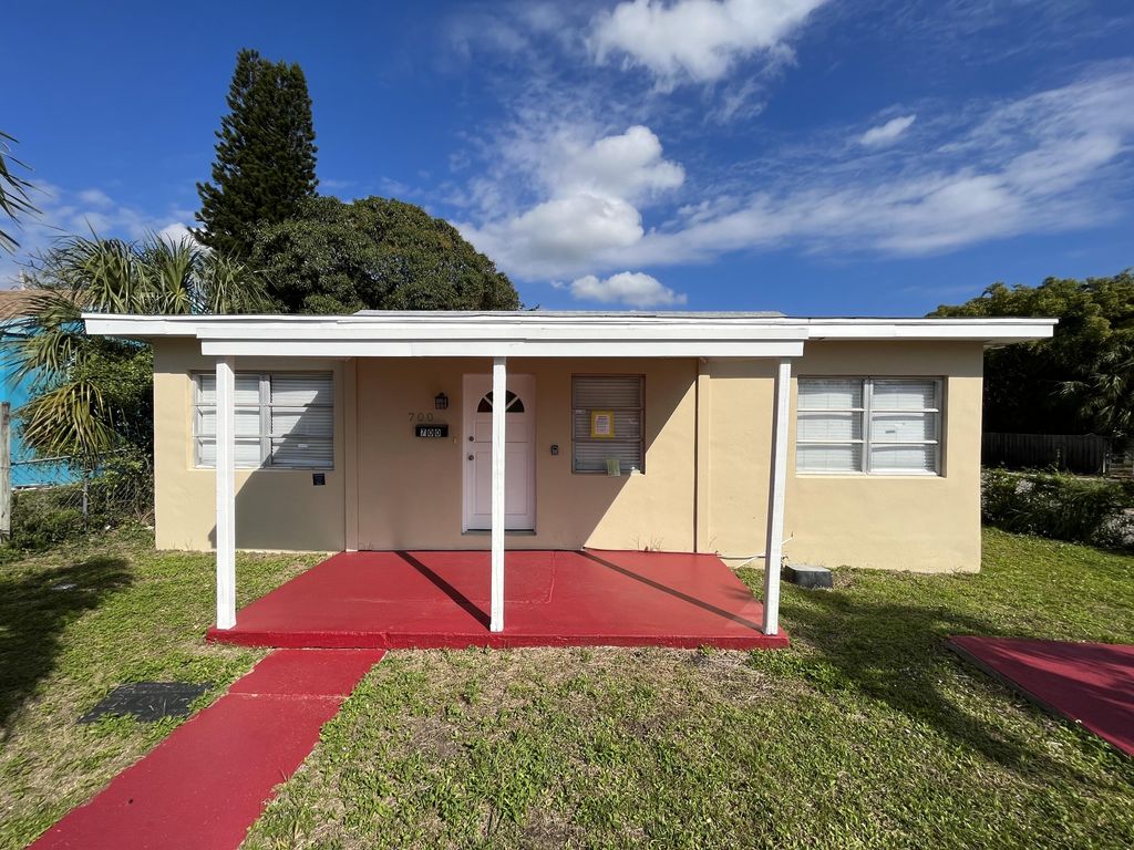 700 W 1st Street, Riviera Beach, FL 33404 - See Est. Value, Schools & More