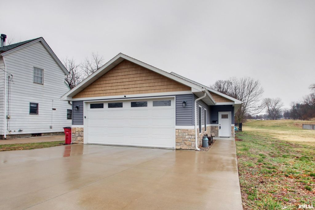 1321 S 12th St, Quincy, IL 62301 - See Est. Value, Schools & More