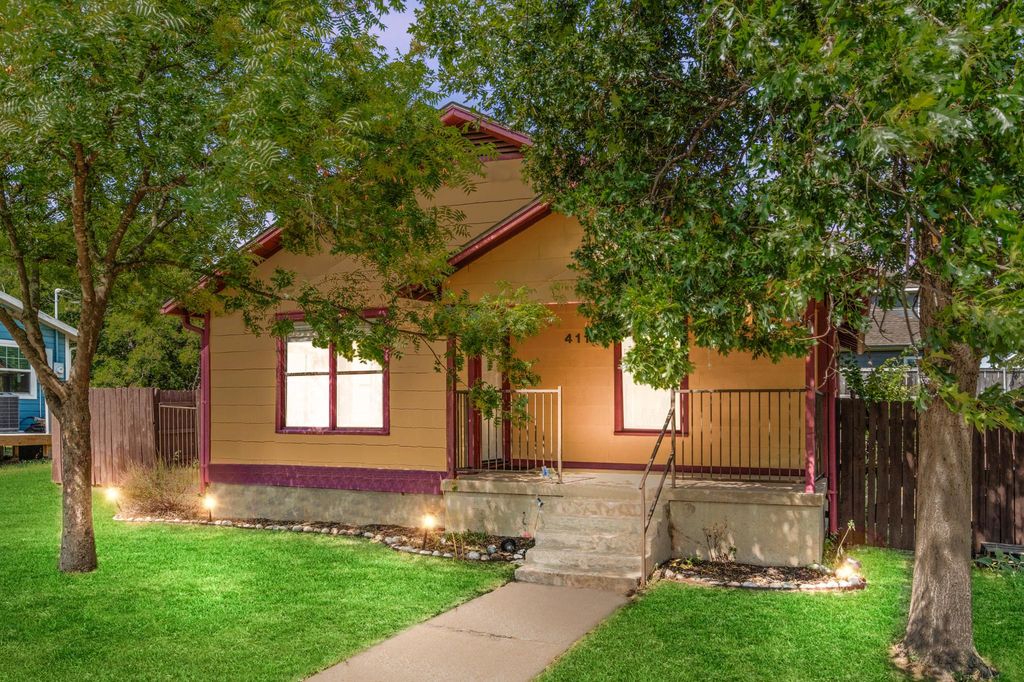 411 Washington St, Grapevine, TX 76051 - See Est. Value, Schools & More