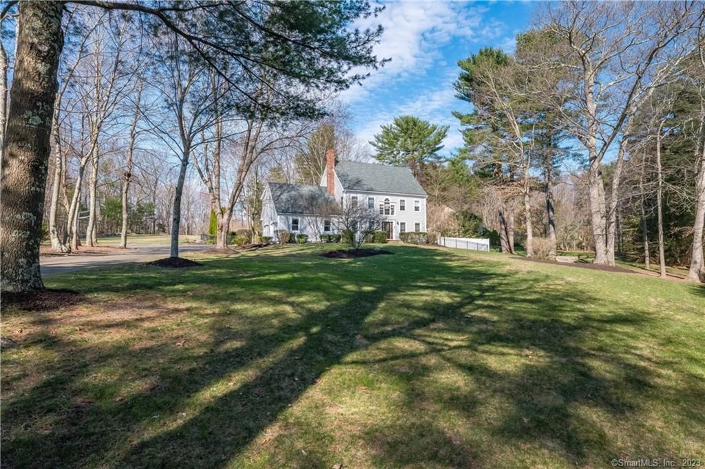 1 White Oak Dr, Clinton, CT 06413 - See Est. Value, Schools & More